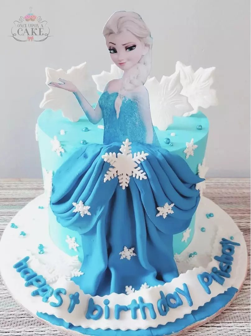 Savor Freshly Baked Frozen Elsa Themed Cake » OUAC